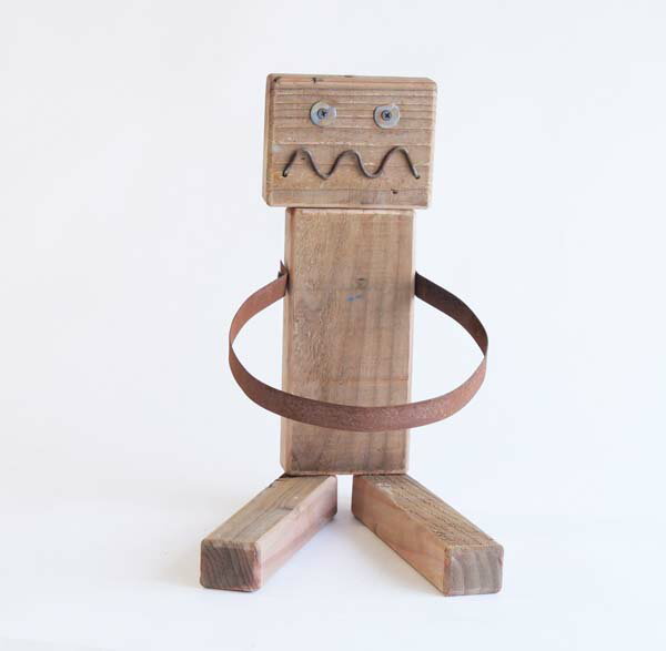 ガーデンロボット3号 愛らしいガーデンロボットは お花抱えたお庭の見張り番!? 首を回すこともできちゃいます。 ひとつずつ手作りだから世界にたったひとつの商品です。 何とも言えない可愛らしさほっこり・・・ サイズ高さ約350ミリ・幅約130...