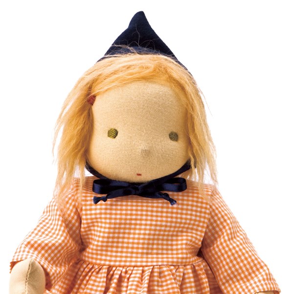 シルケ社のドールは、しっかりとした作りで、子供から大人まで親しまれています。手足が動きお座りもじょうずにできます。なにより、一番の特徴は愛らしいデザインです。 この表情は子供の「心を投影する」デザインと言われています。例えば、お母さんに怒ら...