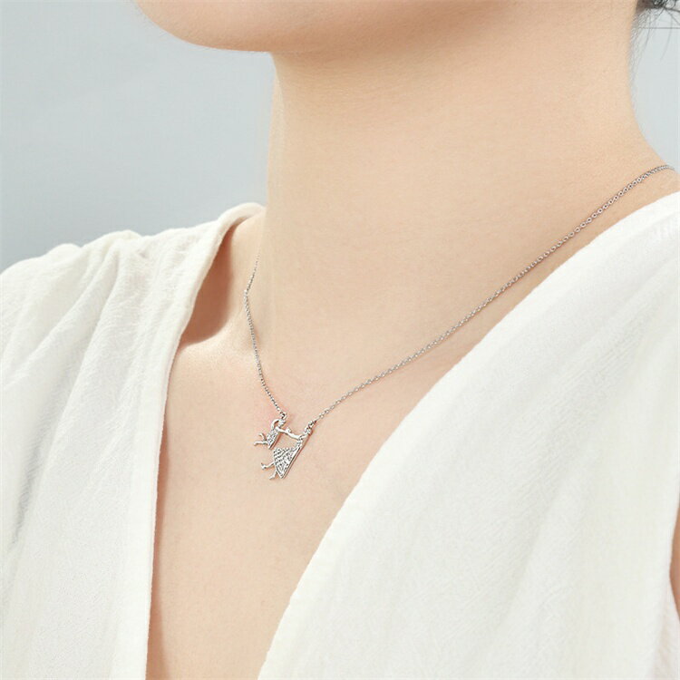 【仕様】 素材：合金 【特徴】 結婚・婚約、記念日、誕生日、プロポーズ、クリスマス、母の日、バレンタインデー、還暦、卒業祝いなど、幅広いシーンにぴったりな贈り物です。 シンプルで飽きが来ないデザインのチャームは、長く愛用できる一品。耐久性の...