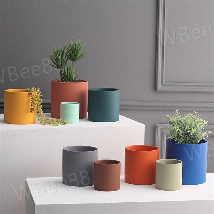 空間に馴染み植物の魅力を引き立てるPLANT POT。 ドライな質感の釉薬とストレートなフォルムがミニマムな空間に馴染み、縦の動きを強調したいサボテンなどをスマートに演出します。 容器の底には穴があり、たっぷりと水を与えることができ、植物を...