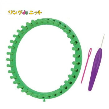 リングdeニットは「糸を巻き付つける」「フックで糸を引き上げる」を繰り返すことで、簡単に作品が作れます。サイズ【本体】約直径24.5×高さ3.7cm　【フック】全長:約14cm　【とじ針】全長:約9cm個装サイズ：30.0×27.5×4.0...