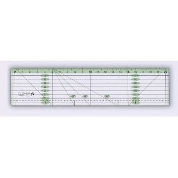 背景に色をつけることで、目盛や数字の入っている箇所がひと目で分かり、濃い色の布地や柄物の布地の上でもより見やすくなりました。また、定規の端の目盛の背景「カラーライン」は、縫いしろ幅にあわせた7mmなので、縫いしろをとる作業も楽にできます。製...