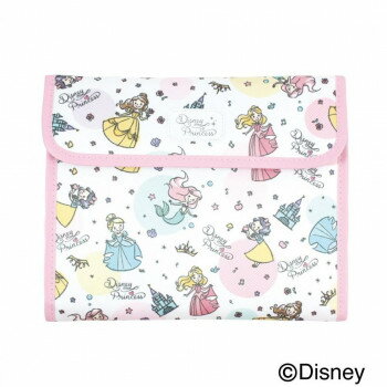 可愛らしいプリンセス達のおしゃれなマルチケース。テープ式で開け閉めしやすく、13×18cmサイズの母子手帳やカードをまとめて収納できます。サイズ約W225×H185×20mm個装サイズ：23×18.5×2.0cm重量約125g個装重量：14...