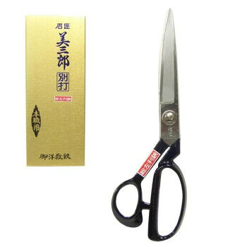 刃物鋼(安来鋼白紙1号)と軟鉄の複合材を使用した、洋裁はさみです。刃付けも柄も左手用となっています。※モニターの設定などにより、実際の商品と色味や素材の見え方が異なる場合がございます。あらかじめご了承ください。サイズ全長:約240mm、刃長...