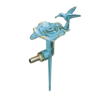 花と鳥モチーフの愛らしいフラワー散水です。※使用方法は内径φ15mmのビニールホースバンドできつく締めて接続し通水して下さい。※散水範囲は直径約6m(28平方メートル)です。(水圧によって異なります)※商品の下部を地面に差し込んで使用します...