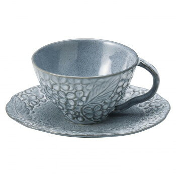 丁寧に彫られたレリーフの花模様と、しっとり落ち着いた色の器がテーブルシーンを優雅に演出します。ご褒美スイーツで心ときめく至福のティータイムはいかがでしょうか。・釉薬ムラのある商品です。それぞれの個性としてお楽しみください。サイズカップ:11...