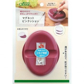 マグネットピンクッションの上で針を放すと、磁力で針が同じ向きに並んでしっかりキャッチします。溝があるので針がとりやすいです。お試し用に細くて布通りのよいクロバーシルク待針(10本)が付いています。重ねて収納できます。サイズ80×95×35m...