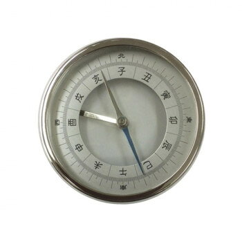 真鍮を使用した高級感溢れる風水コンパスです。家の引っ越しや、旅先を決める時など方位を調べるのにお役立てください。注意事項:コンパスは磁気の影響を受けるところ(電気製品、マグネット、鉄製品の近く)では方位が定まらずご使用出来ません。サイズ80...