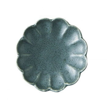 窯変による濃淡ムラや貫入が味わい深い花形の花皿。落ち着いた色使いは、和洋を問わず楽しめる万能なうつわです。サイズ直径8.5×高さ1.9cm個装サイズ：10.2×9.4×5cm重量83g個装重量：80g素材・材質陶器仕様電子レンジ・食器洗浄機...