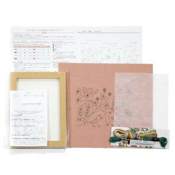 季節の草花や小鳥などあしらったかわいらしいデザインで、壁掛け・スタンド兼用のフレーム付き。図案は布にプリント済みです。サイズ出来上がり寸法:額外径:約15cm×20cm/額内径:約11.6cm×16.6cm個装サイズ：31×20.5×2cm...