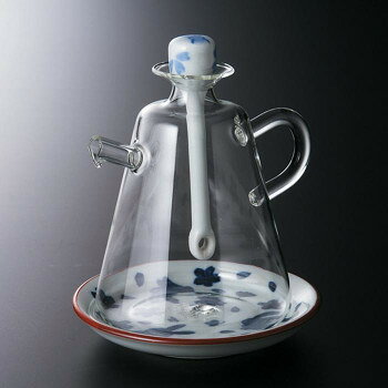 ガラスと陶磁器でできた醤油差し。オイルポットやソース入れ、ビネガー入れにもお使いいただけます。ガラスの本体に有田焼の栓という、珍しい「おしゃれ醤油差し」。切れ抜群で後引き無し!残量もひと目で分かり機能的です。使うたびにユニークな栓がぶらりぶ...