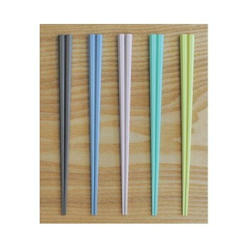 機能的で使いやすいお箸です。つまみやすい先角。先端すべり止め。サイズ23×1.5×1cm個装サイズ：24×9×1cm重量21g個装重量：120g素材・材質PBT樹脂仕様耐熱温度:220度食洗機対応5本組(5色×各1膳)生産国日本fk094i...