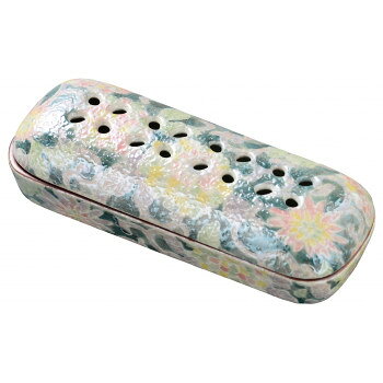 陶器でできた、おしゃれなお香立てです。特殊な網を使用しているため1本でも燃焼します。蓋を使用すれば灰の飛び散りも気にならないため、リビングや玄関など場所を選ばずご使用いただけます。スティックタイプの蚊取り線香などにもご使用いただけます。サイ...