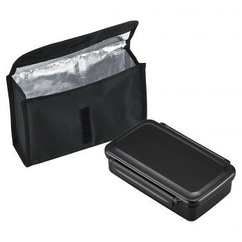 保冷バック付きのお弁当箱です。サイズ213×139×H60mm個装サイズ：24.3×14×6.3cm重量324g個装重量：324g素材・材質ランチボックス本体・仕切:PPフタ・内フタ・箸:PS止め具:ABSパッキン吸排気弁:シリコーンゴム箸...