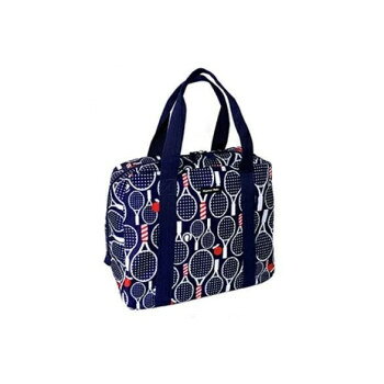 開閉部分が大きく開き荷物の出し入れがしやすいデザインです。ジムやヨガなどの必要なものをしっかり収納。幅の狭いジムロッカーにもすっきり入ります。また、テニスバッグとして背面ポケットにテニスラケットを固定収納できます。撥水加工済みで雨の日も安心...