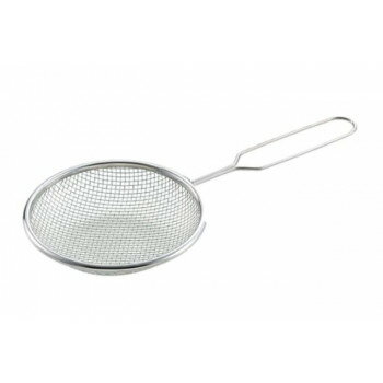 軽量&浅型で、サッと使える手軽さ。小回りの利く手付きのステンレスザル。油きりとしても、茹で野菜の水切りにも便利に使えます!浅型なのでフライパンにも使えます。オールステンレス製でサビにくい。サイズ約280×130×30mm個装サイズ：4.2×...