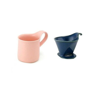 お手軽にドリップコーヒーを始められます。誰でも簡単に美味しいコーヒーを淹れられるので、プレゼントにもオススメです。※同色のセットでも焼成窯の違いで、多少の色の差がある場合があります。※全ての製品が均一ではない個体差も「やきもの」ならではの魅...