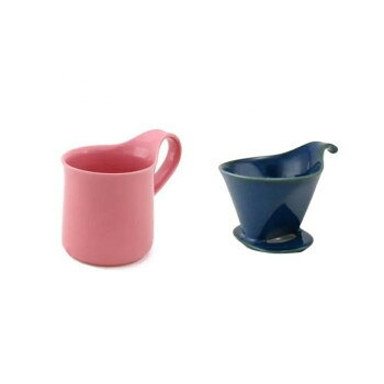 お手軽にドリップコーヒーを始められます。誰でも簡単に美味しいコーヒーを淹れられるので、プレゼントにもオススメです。※同色のセットでも焼成窯の違いで、多少の色の差がある場合があります。※全ての製品が均一ではない個体差も「やきもの」ならではの魅...