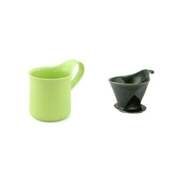 お手軽にドリップコーヒーを始められます。誰でも簡単に美味しいコーヒーを淹れられるので、プレゼントにもオススメです。※同色のセットでも焼成窯の違いで、多少の色の差がある場合があります。※全ての製品が均一ではない個体差も「やきもの」ならではの魅...