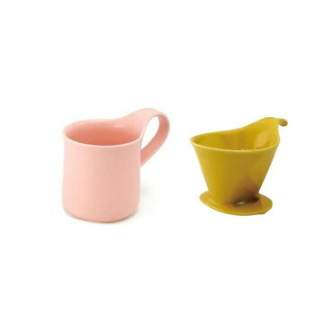 お手軽にドリップコーヒーを始められます。誰でも簡単に美味しいコーヒーを淹れられるので、プレゼントにもオススメです。※同色のセットでも焼成窯の違いで、多少の色の差がある場合があります。※全ての製品が均一ではない個体差も「やきもの」ならではの魅...