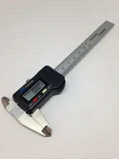 ■　商品内容 デジタルノギス 小数点以下2桁まで表示します。細かい部品の計測にも使用できます。 ■　送料・配送についての注意事項●ご注文入れ違い等により欠品・遅延となる場合がございます。 ●ご注文の商品によって北海道、沖縄、離島および一部地...