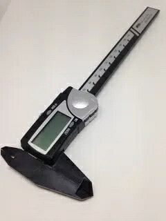■　商品内容 デジタルノギスポリカーボネート製 高精度、低価格、軽量で使いやすいA&D社のデジタルノギスです。 最大応答速度3m/sでストレスと感じさせません。 測定物に傷を付けづらい樹脂製です。 ■　送料・配送についての注意事項●ご注文入...