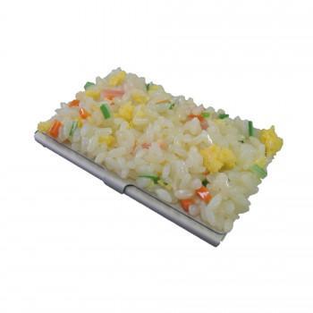 焼きめしの食品サンプル名刺ケースです。サイズ縦9×横6×高さ2cm個装サイズ：12×12×5cm重量43g個装重量：44g素材・材質軟質塩化ビニール生産国日本fk094igrjs