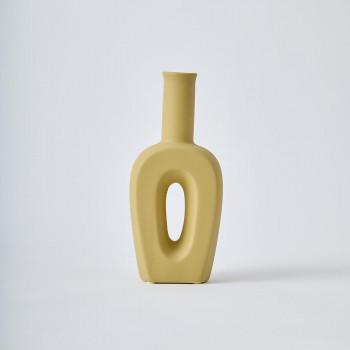 胴体に穴が開いたり、口が細長く伸びていたりと磁器にしかできない個性的なデザインのフラワーベース。マットな質感で、季節を問わず年中ご使用いただけます。もしお花が枯れてしまって、花瓶だけになっていてもインテリアの一部として置いておくだけでアート...