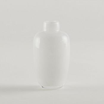 美しい透明感と高級感あふれるデザインが特徴のガラス製のハンドメイドのフラワーベース「スリムサイズ」です。色付けしたミルキーガラスとクリアガラスが2層に、マーブル模様と厚みのあるガラスが特徴で、淡く優しい色合いがアクセントカラーとしてインテリ...