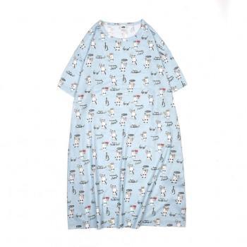 ゆったりしたドロップショルダーのTシャツで体のラインを拾わず、袖のボリュームも控えめでスッキリ見えるデザイン。お掃除やくつろぎタイム、パジャマ代わりにも使える大人可愛いルームウェアです。※商品の画像は光の照射や角度、お使いのPC環境により実...