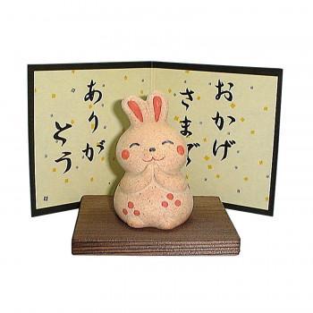 穏やかな表情が魅力的なうさぎの置物です。「幸せも不幸せも自分が創る。感謝した分だけ幸せになれる」という前向きな言葉が添えられています。サイズH6cm個装サイズ：6×6×8cm重量90g個装重量：70g素材・材質陶器生産国日本fk094igrjs