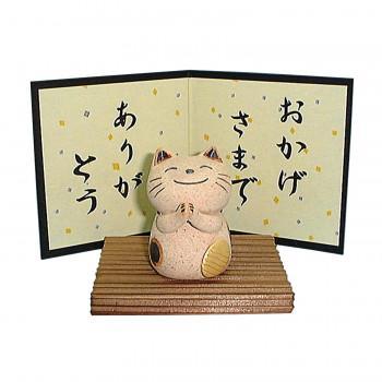 穏やかな表情が魅力的なねこの置物です。「幸せも不幸せも自分が創る。感謝した分だけ幸せになれる」という前向きな言葉が添えられています。サイズH6cm個装サイズ：6×6×8cm重量90g個装重量：70g素材・材質陶器生産国日本fk094igrjs