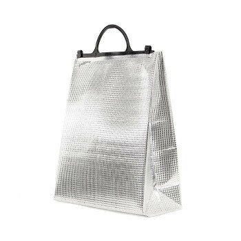 食品の持ち運びに便利な保冷バッグです。お出かけの際や暑い時期に活躍すること間違いなし。サイズ幅375×マチ130×高さ390mm個装サイズ：44×43×2cm重量個装重量：550g素材・材質原反:VM-PET 12μ、ミラマット1.2mm、...