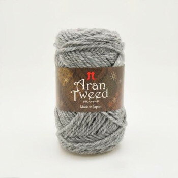 軽さとソフトな風合い、大きめのネップが特徴の並太ツィードタイプです。アランやフェアアイルなどの伝統柄ニットに最適です。ベストからジャケット、ウェア小物まで幅広くご使用いただけます。※お色はできるだけ商品に近づけるよう表現しておりますが、閲覧...