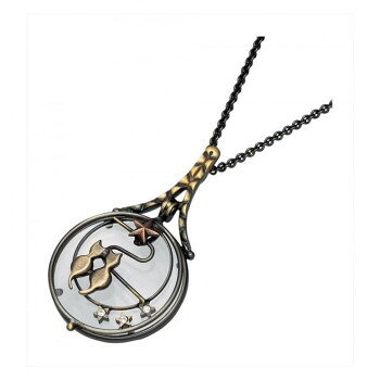 閉じたままでは猫親子のデザインが可愛いペンダントとして、蓋をあげればルーペとしてお使い頂けるペンダントルーペです。サイズレンズサイズ:3×3cm、チェーン長さ:約70cm個装サイズ：9×8×3cm重量個装重量：40g仕様倍率:3.5倍生産国...