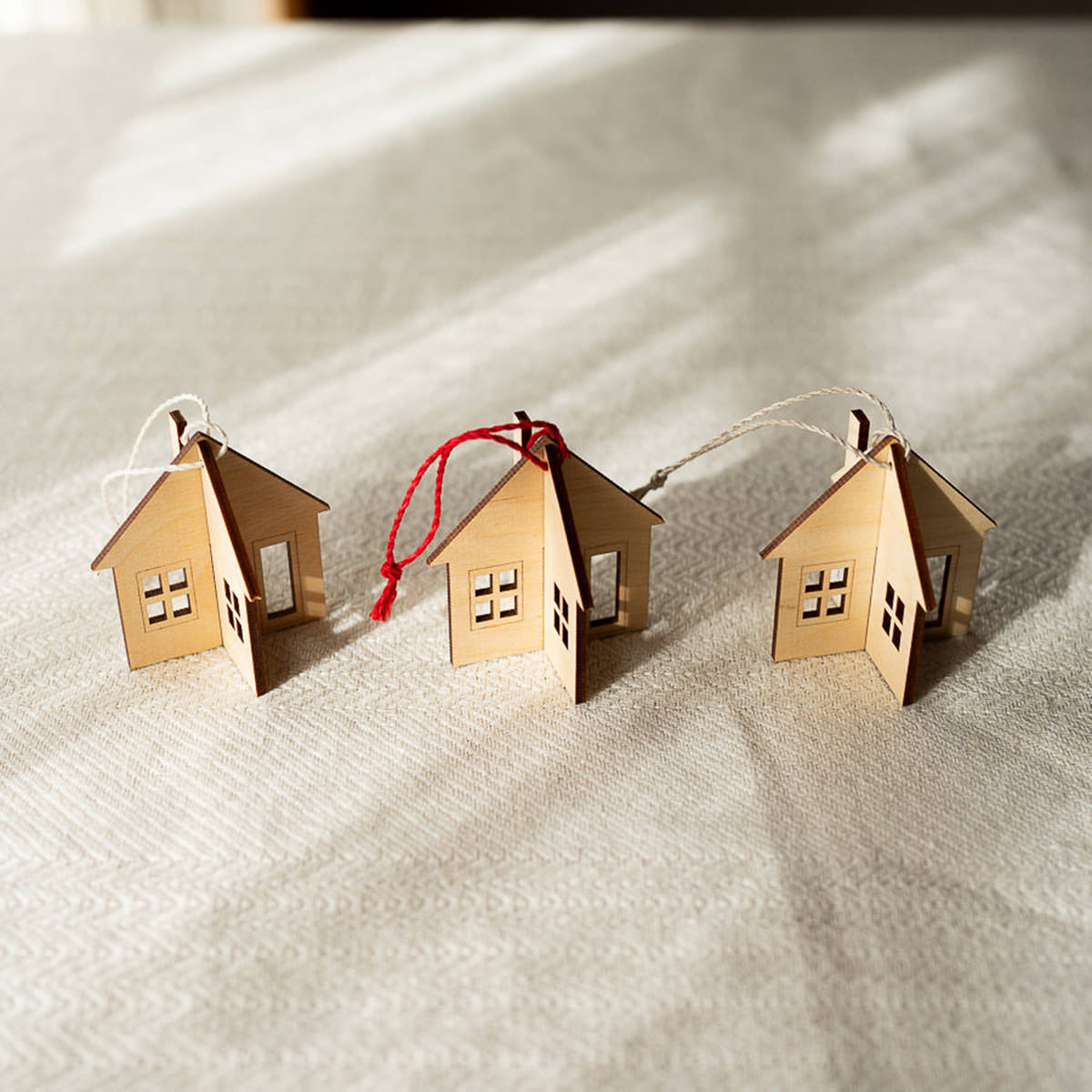サイズ（外寸） / 重さ約6x6x高さ6.5cm/10gこちらは、リトアニアで作られた木製のオーナメント、「cottage -コテージ-」です。バーチの合板をつかってつくられています。手のひらに載るほどの小さなオーナメント。小さいけれど、家...