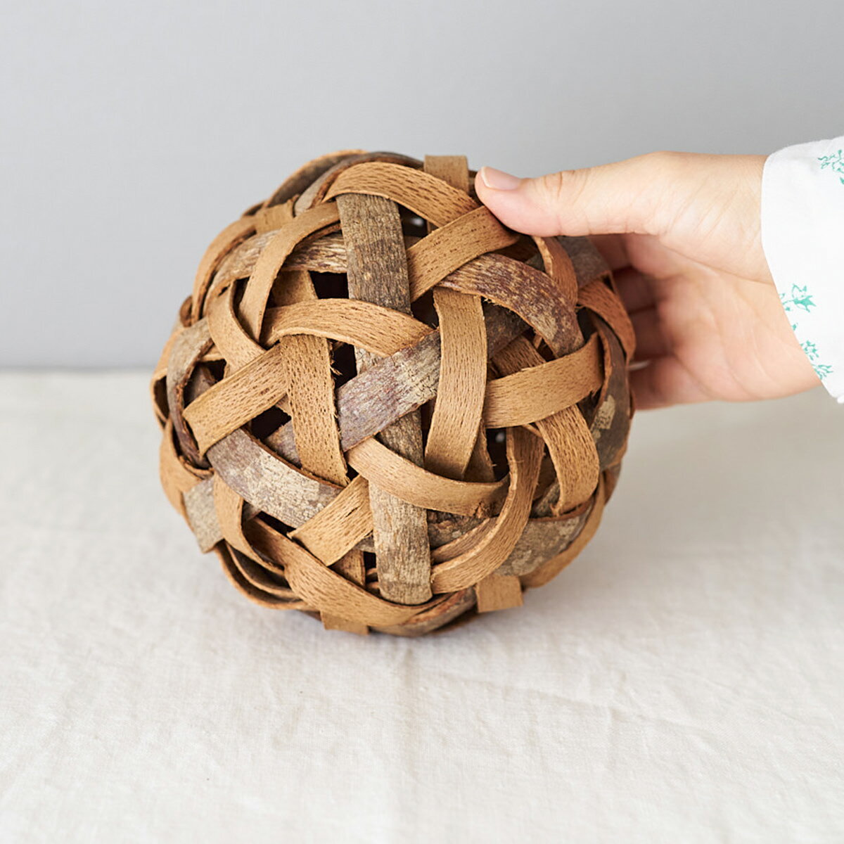 サイズ（外寸） / 重さ小サイズ：約直径12cm/120g大サイズ：約直径15cm/140gこちらは「シナノキ」の樹皮を使った貯金箱ならぬ、貯金かごです。材料となるシナノキの樹皮は、綿布が一般的になるまで多く使われていた「古代布」の一つ、「...