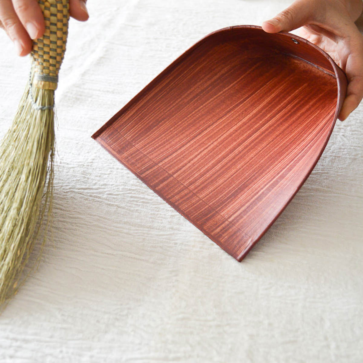 サイズ（外寸） / 重さ小サイズ：約20.5x20x高さ6.5cm/40g大サイズ：約30×27.5×9.5cm/70gこちらは「はりみ」という名の、室内で使えるちりとりです。手箒のような小さめの箒に合わせた「小」サイズと、穂の幅が広い箒や...