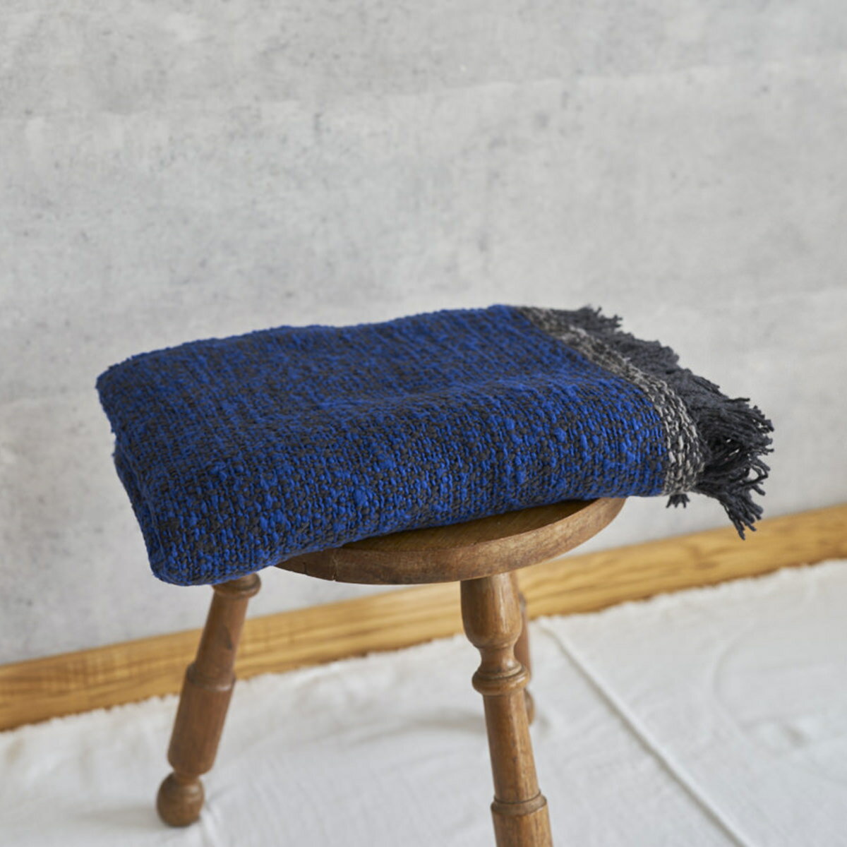 サイズ（外寸） / 重さ約50×200cm/370gこちらは、インドで栽培されたオーガニックコットンをつかって作られたストールです。ブルーとチャコールブラックを組み合わせた、【Double Face-Charcoal Blue】。表と裏で柄...