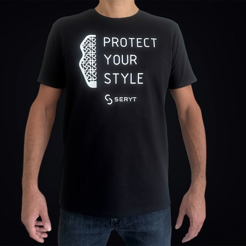 快適性、耐久性、そしてすっきりとしたシルエットを追求した、上質なオーガニックコットンTシャツ。「Protect Your Style」の大胆なグラフィックは、セリットが大切にする保護性、革新性、そして個性のバランスを体現しています。100％...