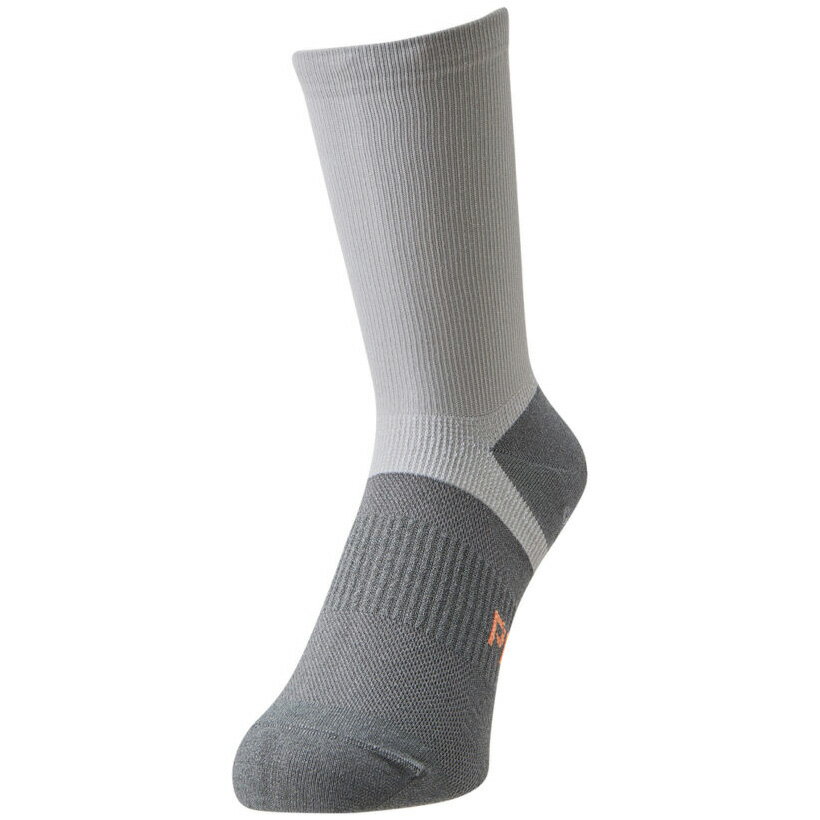 和紙の湿度吸収性能を利用した、通気性が高くムレにくく、滑らない高機能ソックス。酷暑時でも涼しくサラッとした履き心地を実現する、足の甲から足裏母指球部分の高通気メッシュ。踵を包み込むように固定するヒールロック機能、土踏まずのアーチサポート機能...