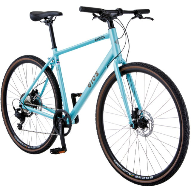 GIOS ARIESはシマノ新型ESSAを搭載したシンプル操作性且つ全ての道に対応したクロスバイクです。スタンドは付属しません。変速機はフロントシングルながらも40Tとワイドなギアレシオ45Tを備え、日常のアップダウンや平坦な道も軽やかに駆...