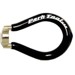 精度の高いプロ用のスポークレンチ。サイズ毎にハンドルを色分けしています。※類似品にご注意ください。 ・SW-0C（ブラック） ・2面幅3.2mmのニップル用 ・DT、Wheel Smith他 ※商品のカラーはディスプレイの種類等により、実物...