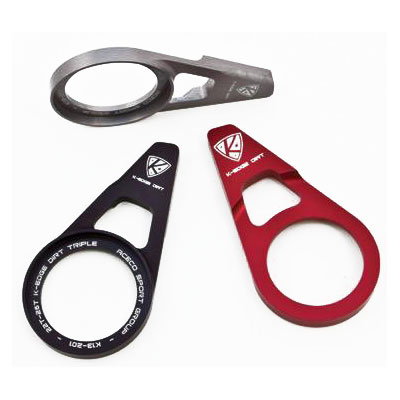 MTB用チェーンキャッチャーダート。クランク側に入っている2.5mmスペーサーと入れ替えて 取り付けとなります。 K-Edge チェーンキャッチャー ダート 材質 6061T1アルミニウム アノダイズド処理 取付方法 BBに共締め(Eタイプ...