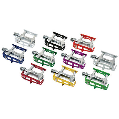 トークリップ＆ストラップを取付けられるオーソドックスな片踏みロードペダル。 スムーズなシールドベアリングによって快適なペダリングを得られる。 アナダイズドケージ：BK・SL・BL・RD・GR・GD・PU パウダーケージ：WH・OR・LGR ...