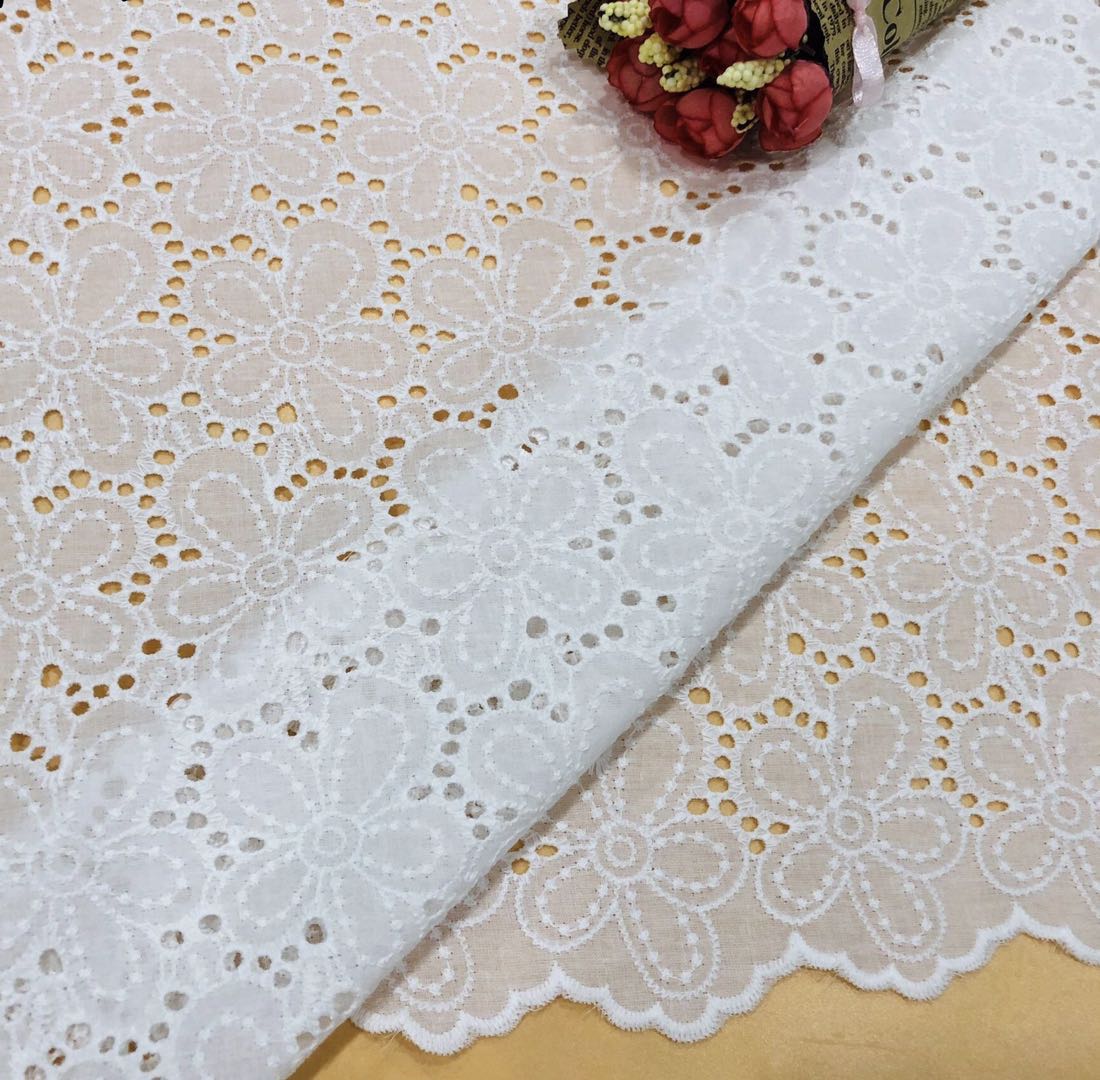 商品説明素材綿100％サイズ 130cm*50cmカラーオフホワイト (特徴など) 綿レース生地 マスク用生地 綿100% カット 花柄 刺繍 コットンレース ワークレース 130cm*50cm注意モニターの発色の具合によって実際のものと色...