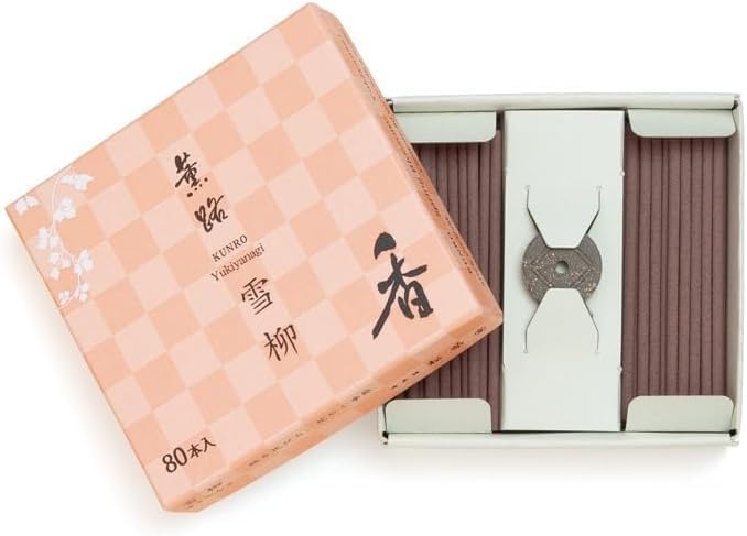 商品情報【内容量】80本入り【燃焼時間】約20分【パッケージ 】紙箱　約81mm×117mm×18mm香寸法 70mm松栄堂 お香 薫路 雪柳 スティック型 80本入り 送料無料 なめらかに甘く、清楚な花の香り 商品説明 「薫路(くんろ)シ...