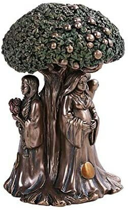 【商品名】Pacific Giftware PT トリプル メイデン 母 クローン 月 女神 生命の樹の下 キャストブロンズ 樹脂製フィ【カテゴリー】ホーム・キッチン : 彫像【商品説明】約 寸法：6インチ。 コールドキャストブロンズ樹脂製...
