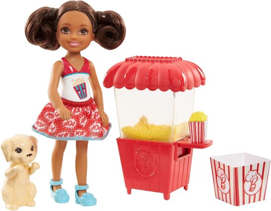【商品名】Barbie バービーチェルシードールとプレイセットBarbie Chelsea Doll and Playset【商品説明】・Chelsea doll is opening her own popcorn stand with ...
