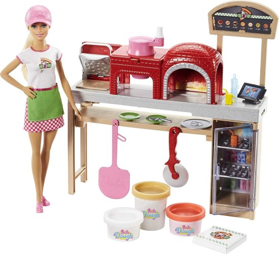 【商品名】Barbie バービーピザシェフ人形とプレイセットBarbie Pizza Chef Doll and Playset 【商品説明】・Cook up fun with a pizza play set that comes wit...